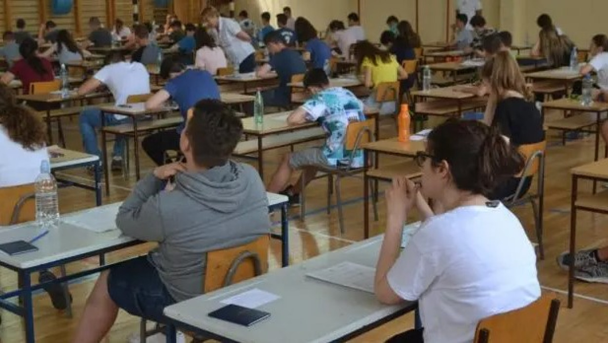 Osmaci danas polažu malu maturu Prvi deo završnog ispita počinje u devet časova, na redu srpski ...